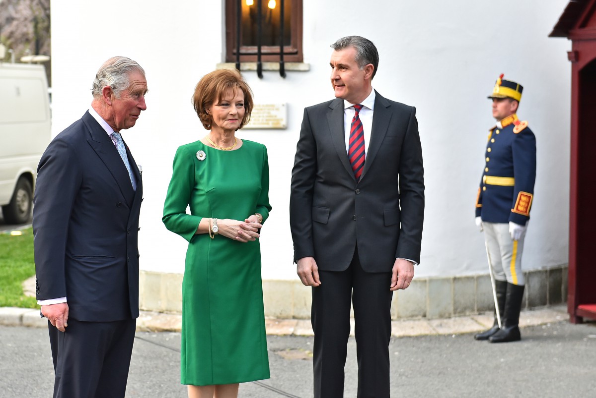 Prince Charles meets Romanian royal family, takes a walk through ...