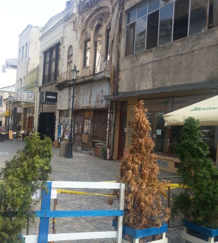 Another collapse in Bucharest's Old Town: wall connecting two derelict ...