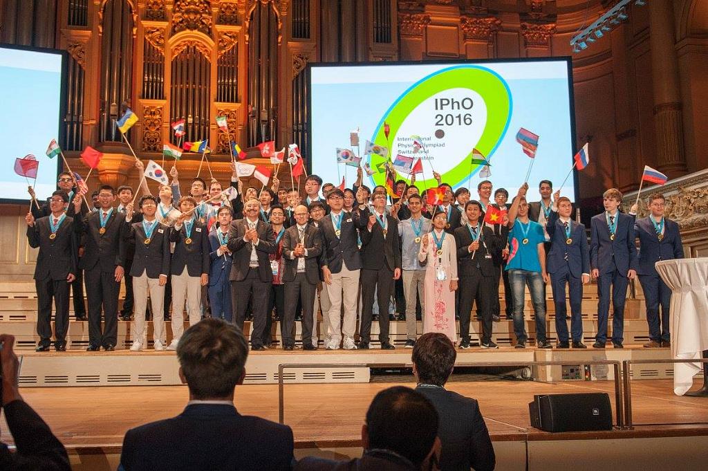 Romanian students bring home 11 medals from international Olympiads ...