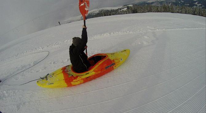 Snow kayaking contest, for the first time in Romania | Romania Insider