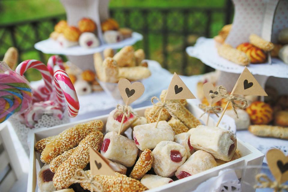 Romanians buy 7.4 million kg of sweets in December | Romania Insider