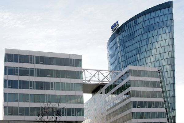 Romanian Petrom employees go to Vienna for protest in front of OMV ...