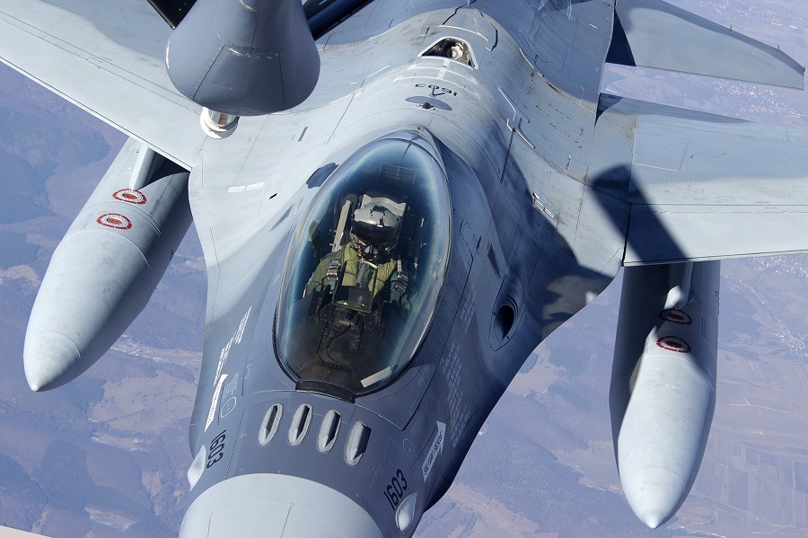 Romanian Air Forces make first in-flight refueling of F16 Fighting Falcons